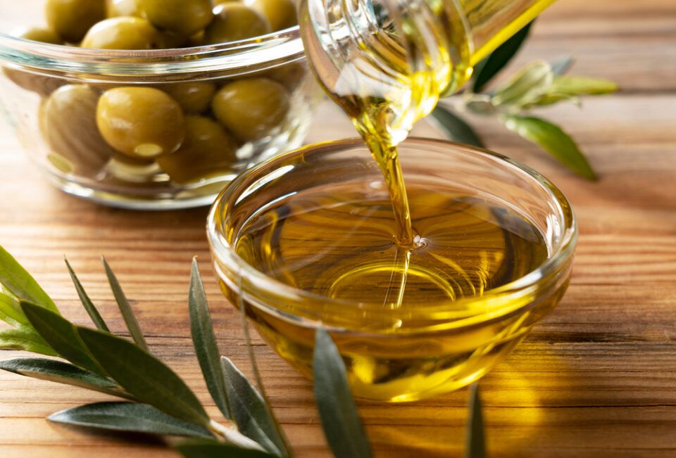 A Complete Guide to Olive Oil on the Mediterranean Diet (Evidence-Based ...