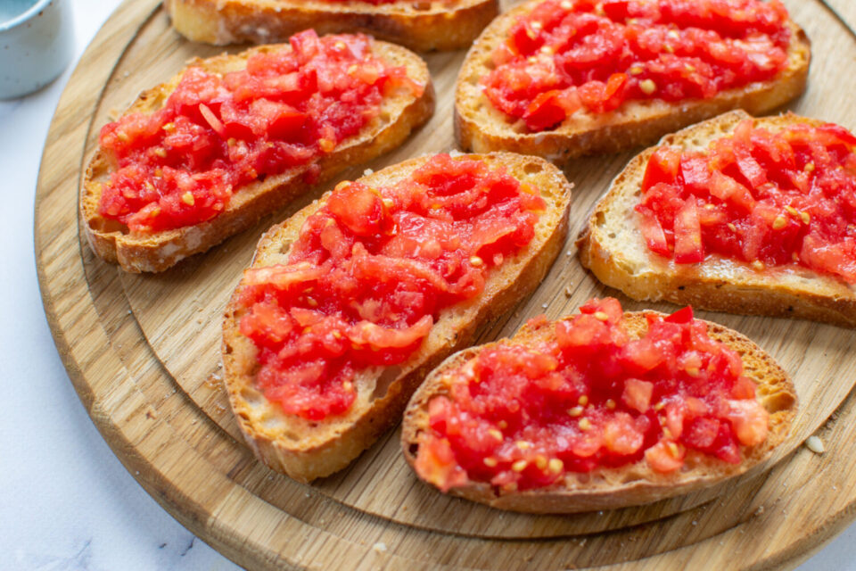 Pan Tumaca, Pan Con Tomate Recipe (Spanish Tomato Bread) - Medmunch