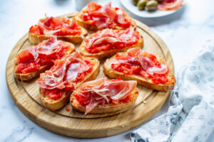 Pan Tumaca, Pan Con Tomate Recipe (Spanish Tomato Bread) - Medmunch